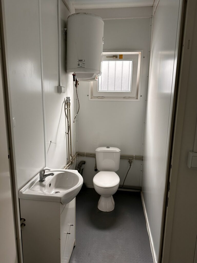 KONTENER BIUROWO MIESZKALNY / WC / PRYSZNIC + 3 POMIESZCZENIA / OKNA ...